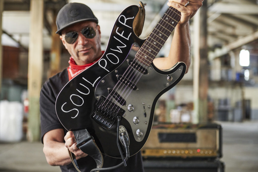 Fender lanza la Tom Morello “Soul Power” Stratocaster Cutaway Guitar ...