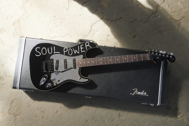 Fender lanza la Tom Morello “Soul Power” Stratocaster Cutaway Guitar ...