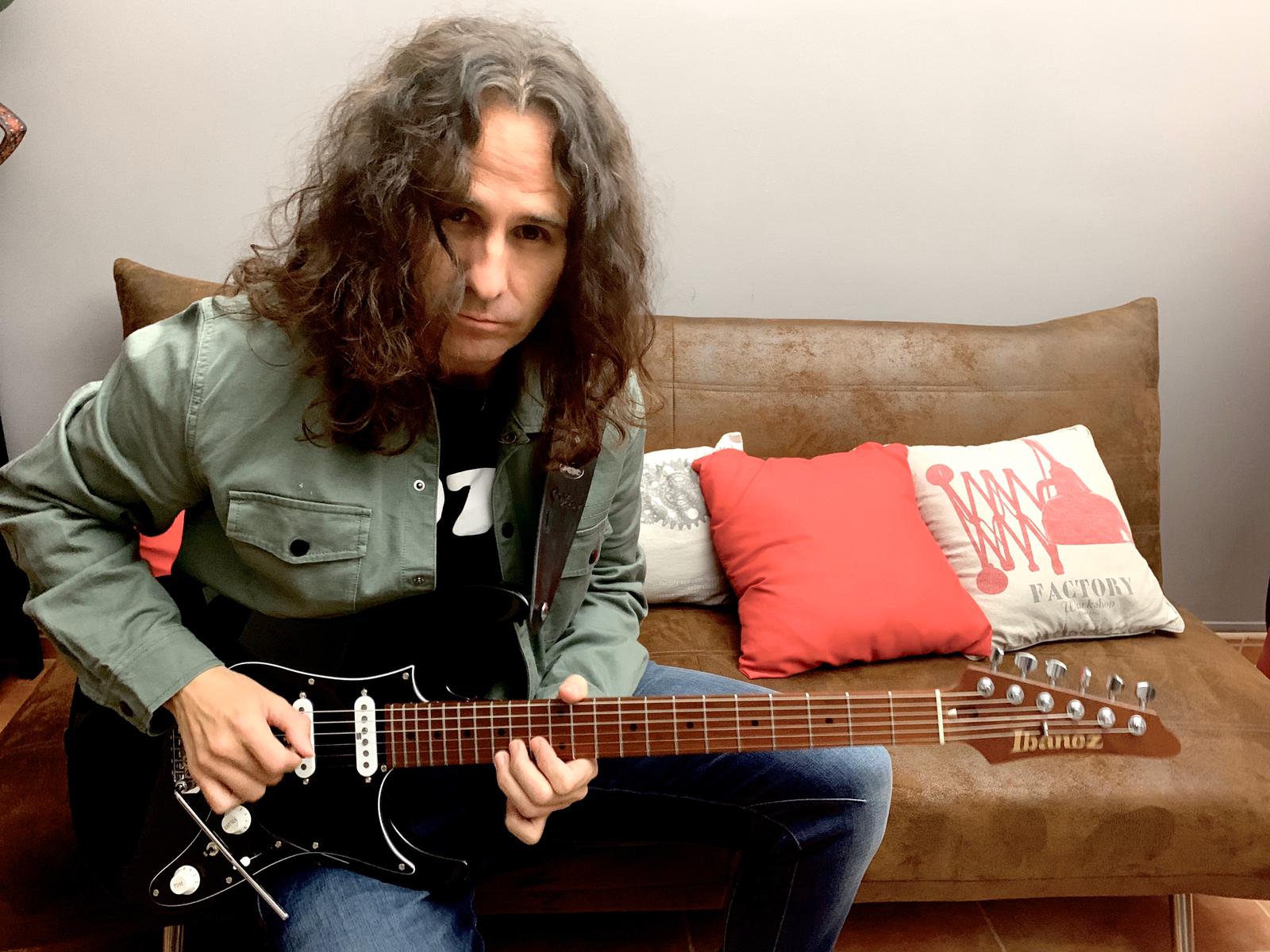 José de Castro (Jopi) ficha por Ibanez Cutaway Guitar Magazine
